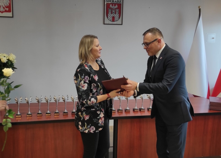 W Sieradzu wręczono nagrody w plebiscycie „Wolontariusz Roku 2022 ... W Sieradzu wręczono nagrody w plebiscycie „Wolontariusz Roku 2022 ...
