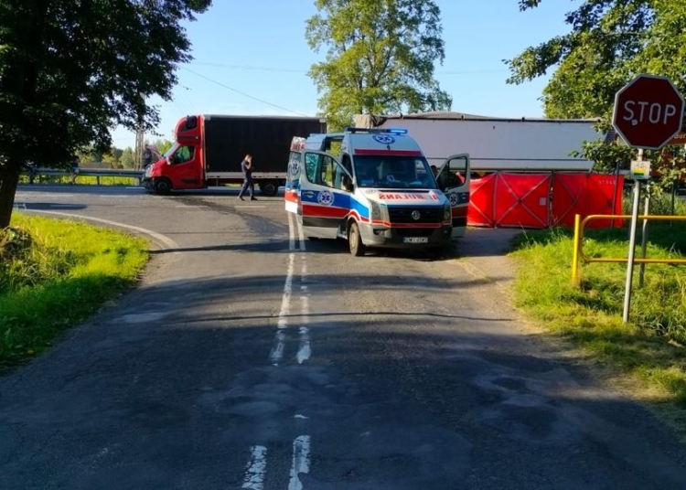 Śmiertelny wypadek na DK74 w Dębinie. Zginął 63-letni kierowca [ZDJĘCIA ... Śmiertelny wypadek na DK74 w Dębinie. Zginął 63-letni kierowca [ZDJĘCIA ...