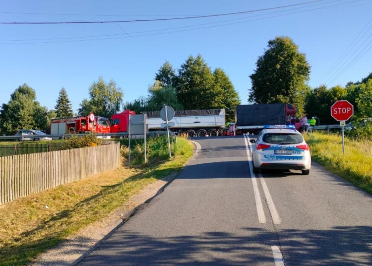Śmiertelny wypadek na DK74 w Dębinie. Zginął 63-letni kierowca [ZDJĘCIA ... Śmiertelny wypadek na DK74 w Dębinie. Zginął 63-letni kierowca [ZDJĘCIA ...